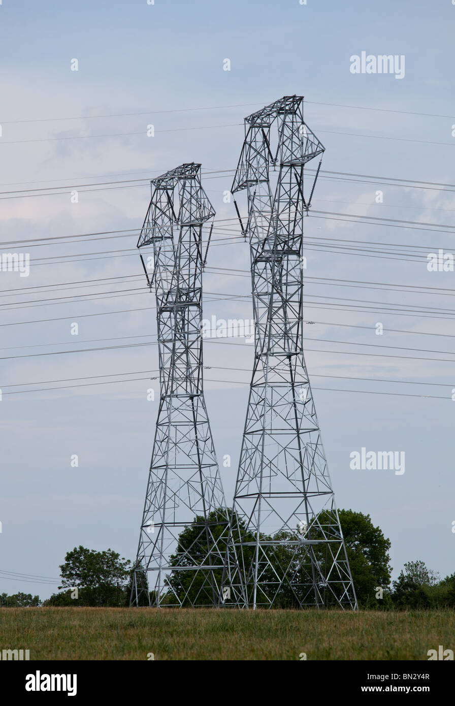 Electricity pylon overhead powerline hi-res stock photography and ...