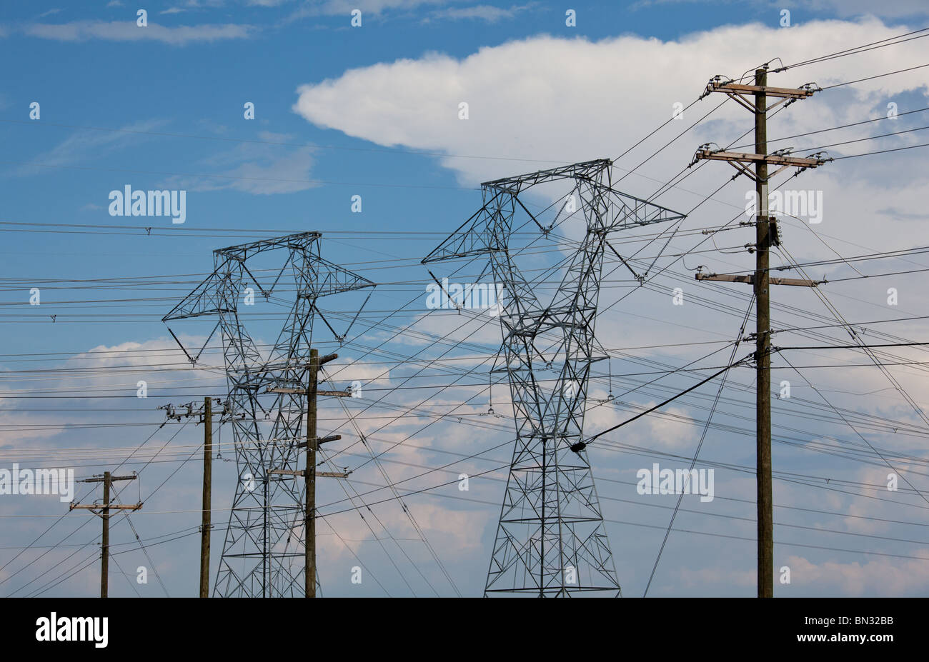 Electricity pylon overhead powerline hi-res stock photography and ...