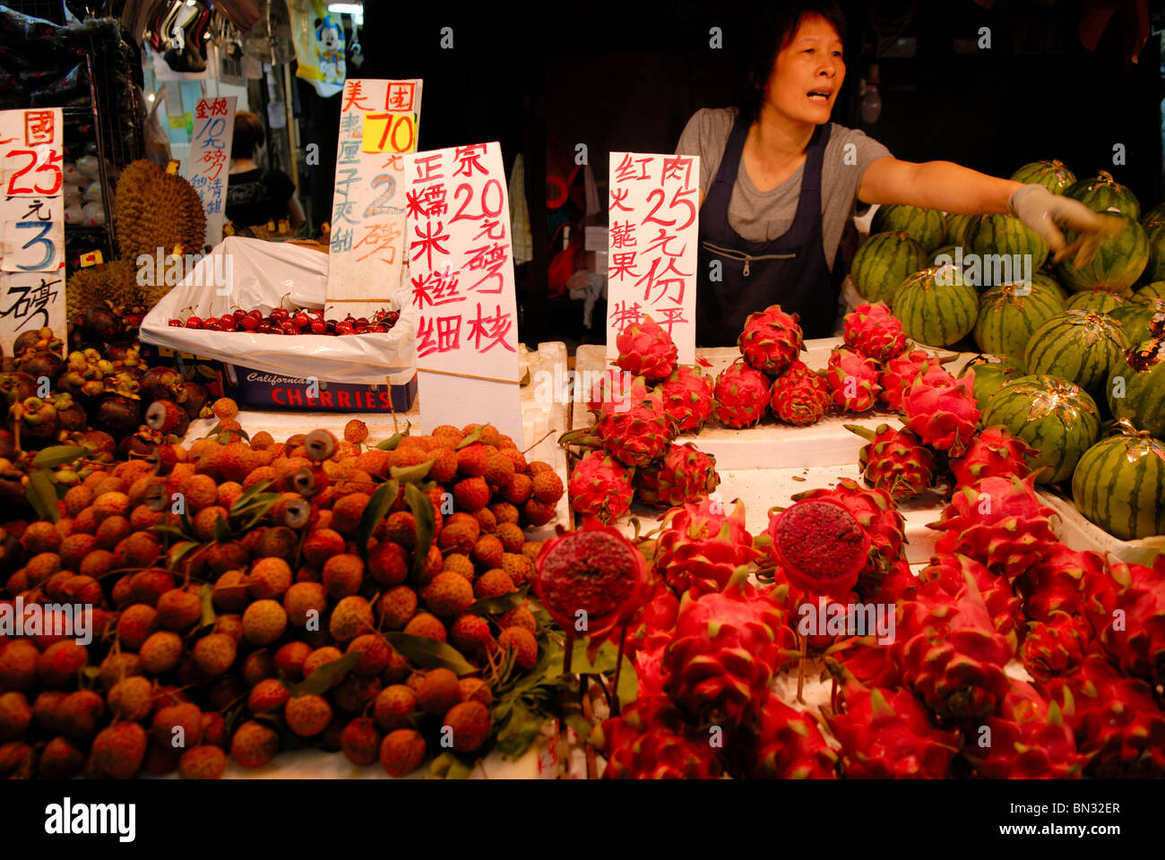FRUIT STALL VENDOR IN ACTION Stock Photo - Alamy
