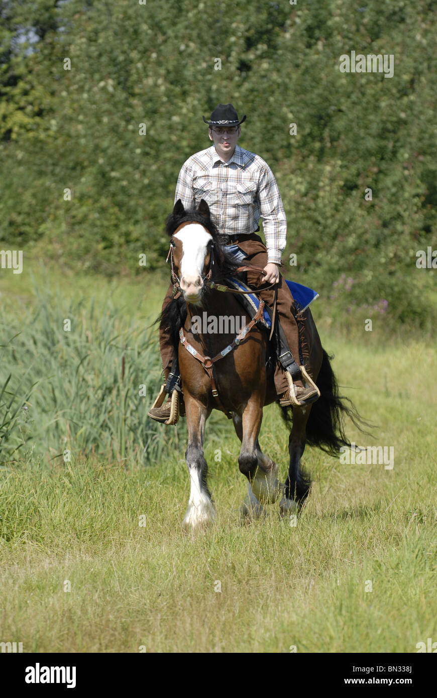 People riding horses ireland hi-res stock photography and images - Alamy