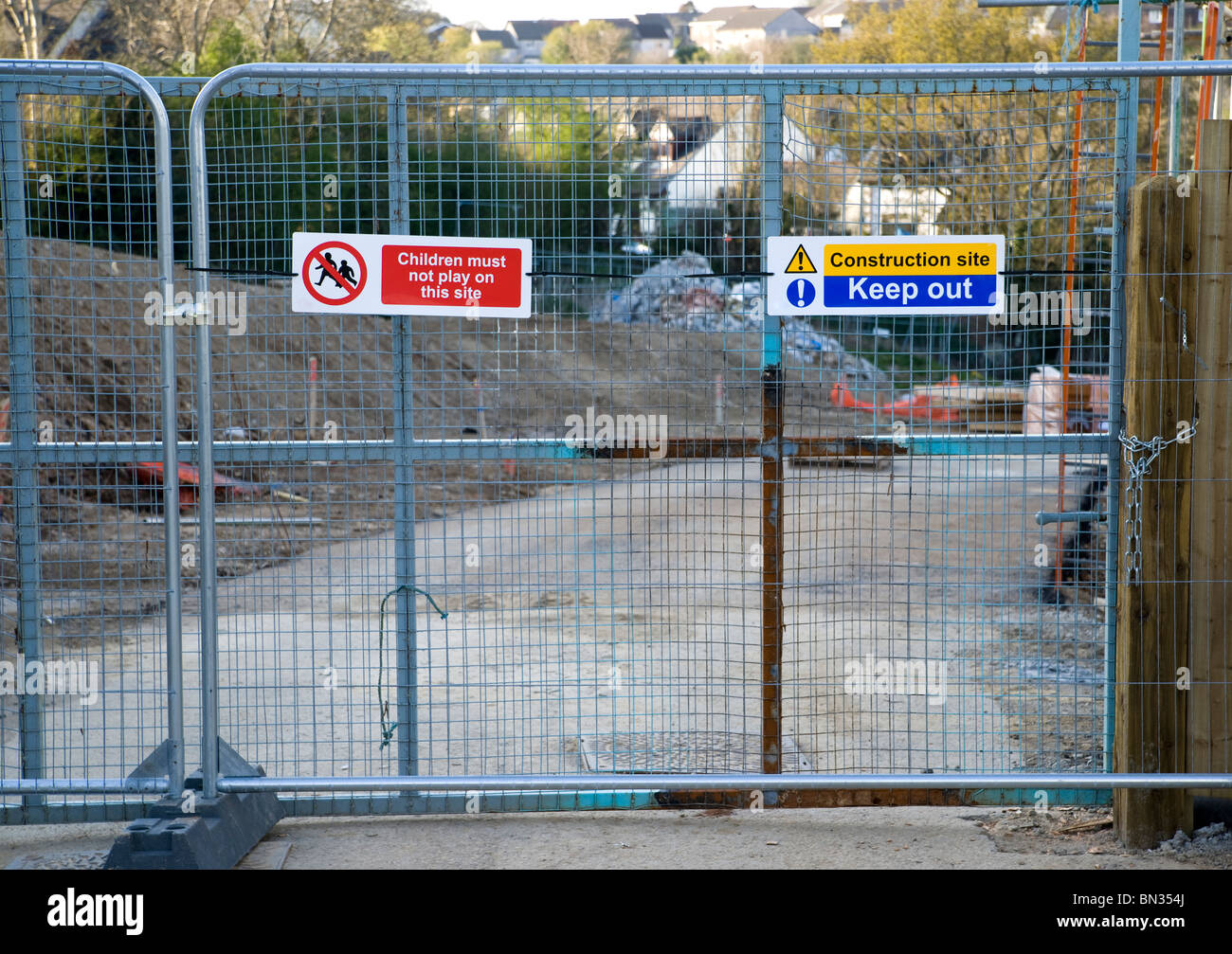 warning signs fixed to security fencing Stock Photo - Alamy