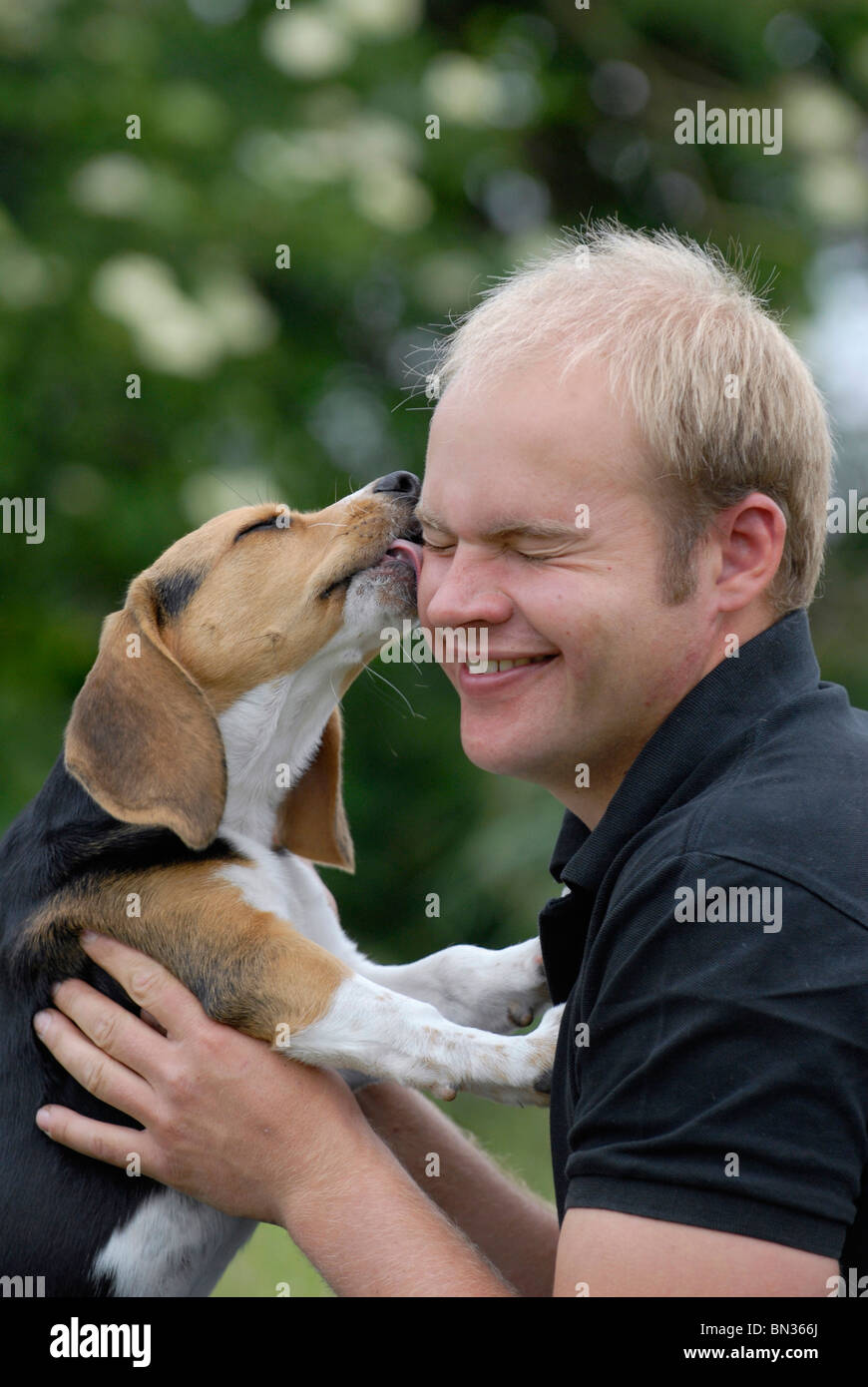 Men tongue kissing hi-res stock photography and images - Alamy