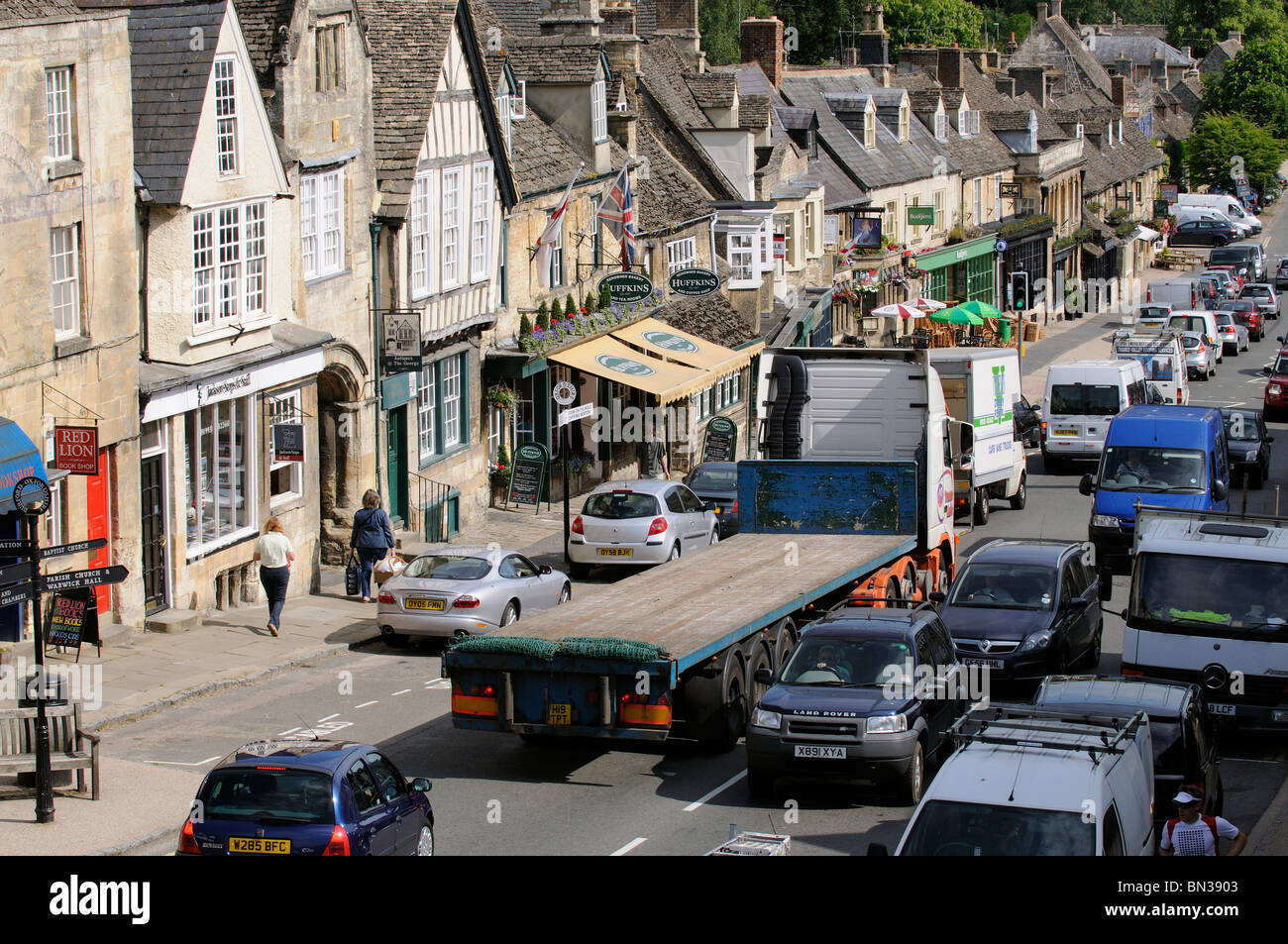 Traffic congestion in the small town of Burford Oxfordshire England UK ...