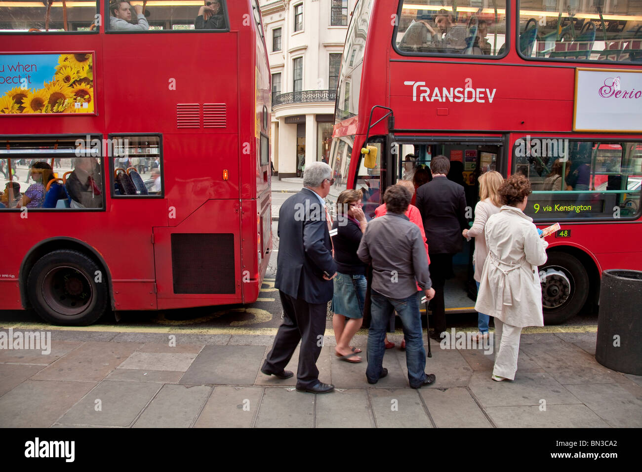 People at bus stop uk hi-res stock photography and images - Alamy