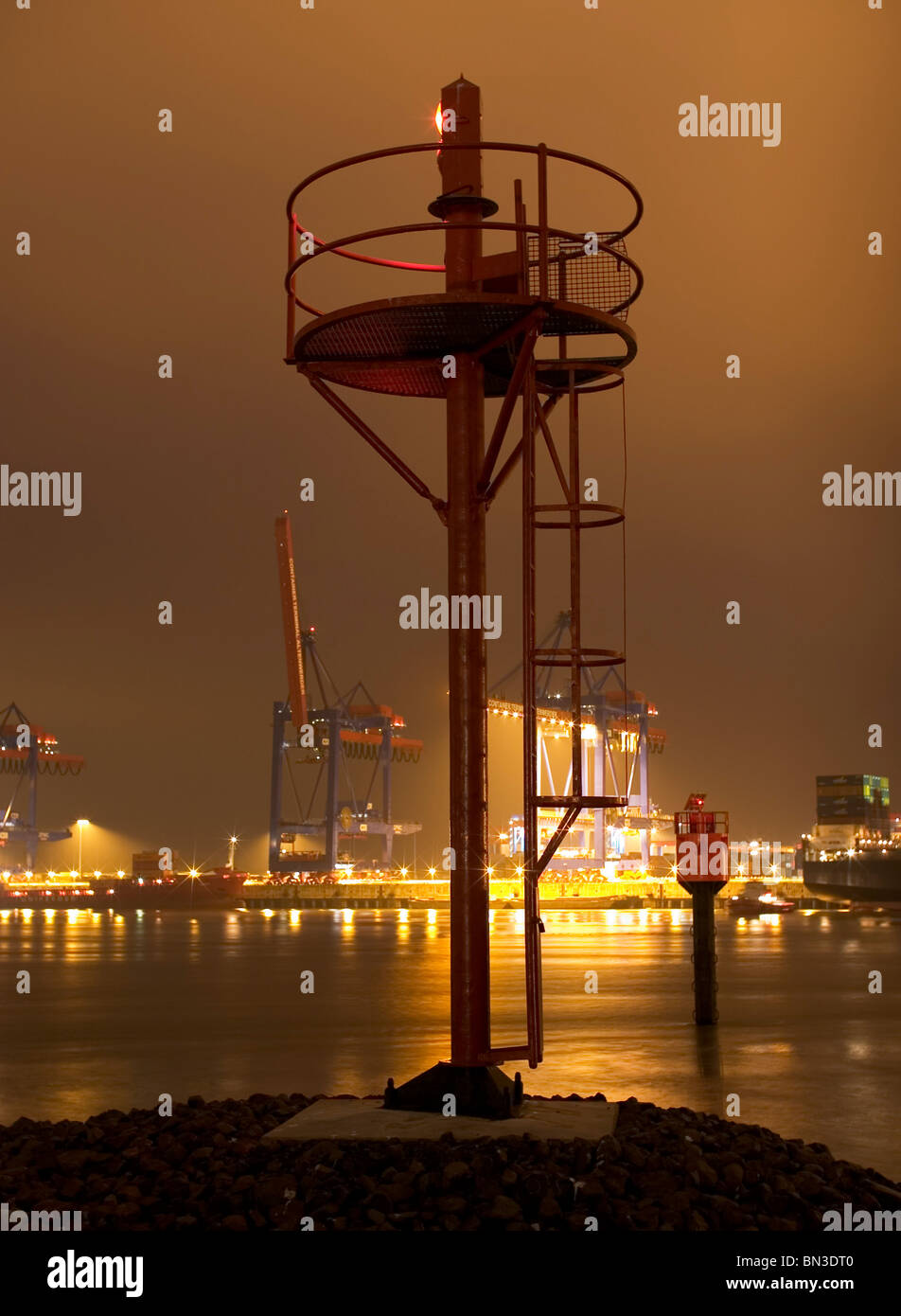 Platform in Hamburg harbour, Germany Stock Photo - Alamy