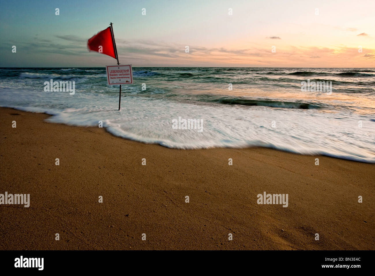 Red flag warning sign hi-res stock photography and images - Alamy