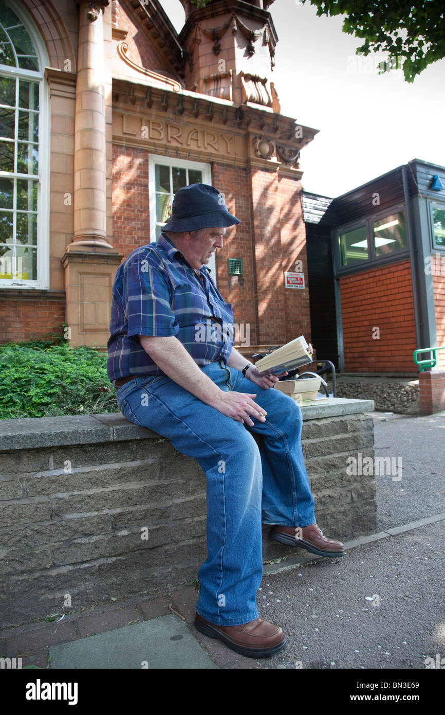 Outside library hi-res stock photography and images - Alamy