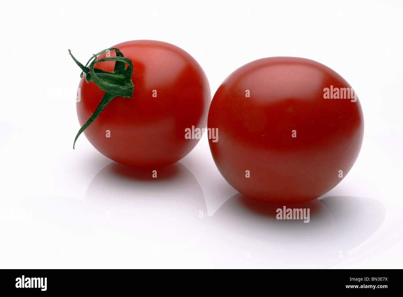 Tomato cut in two close hi-res stock photography and images - Alamy
