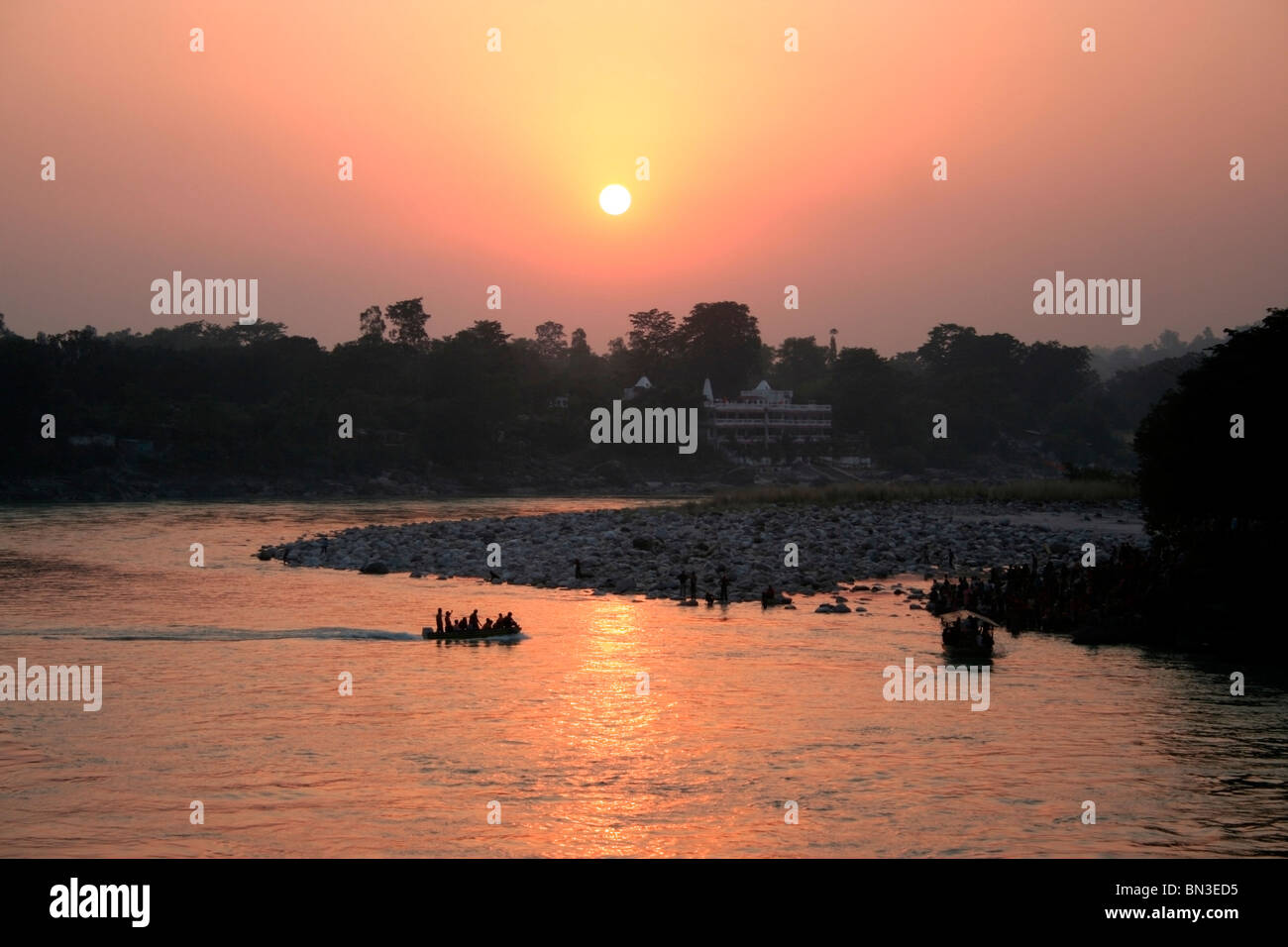 Sunset ganges puja hi-res stock photography and images - Alamy