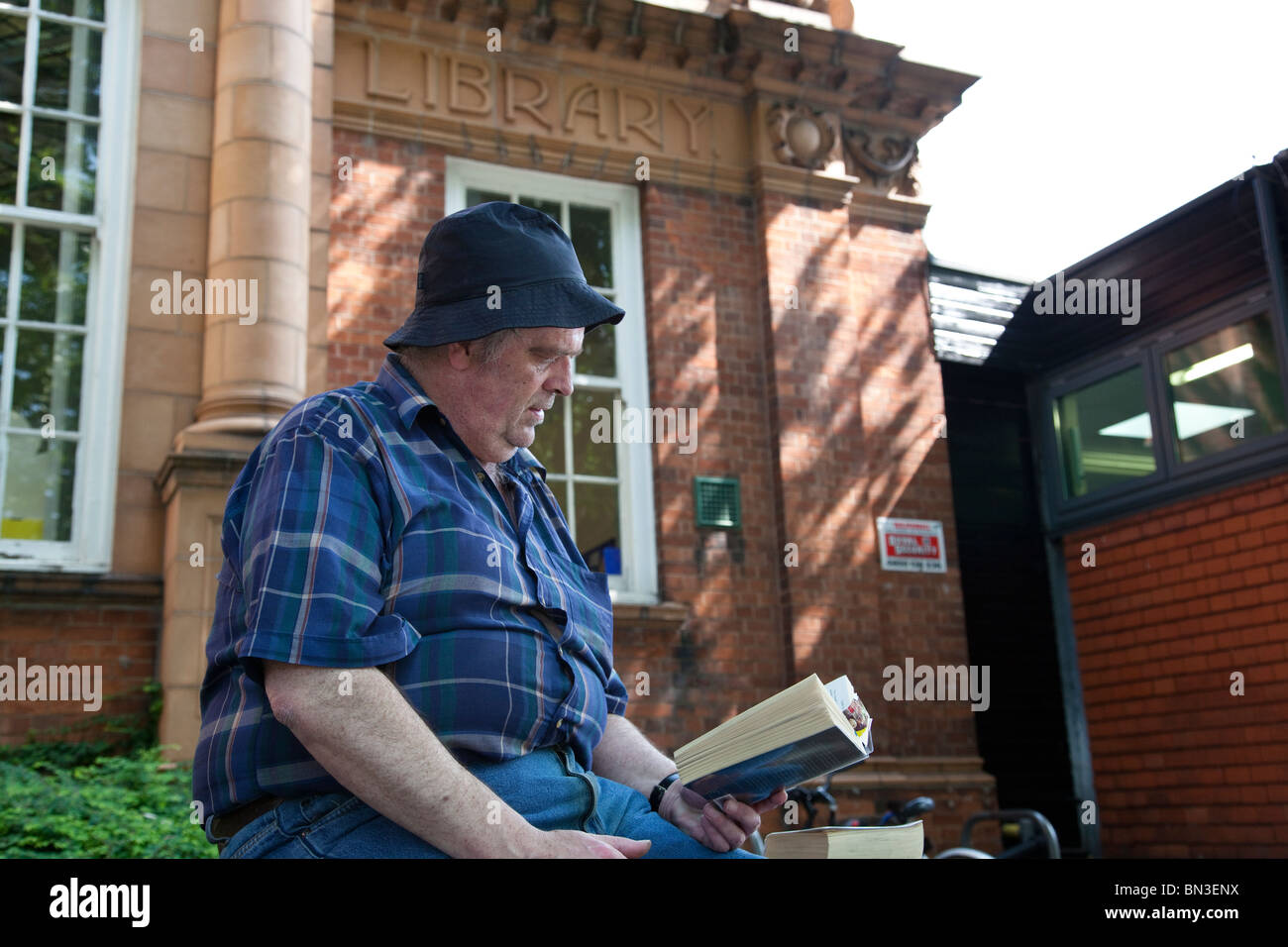 Outside library hi-res stock photography and images - Alamy