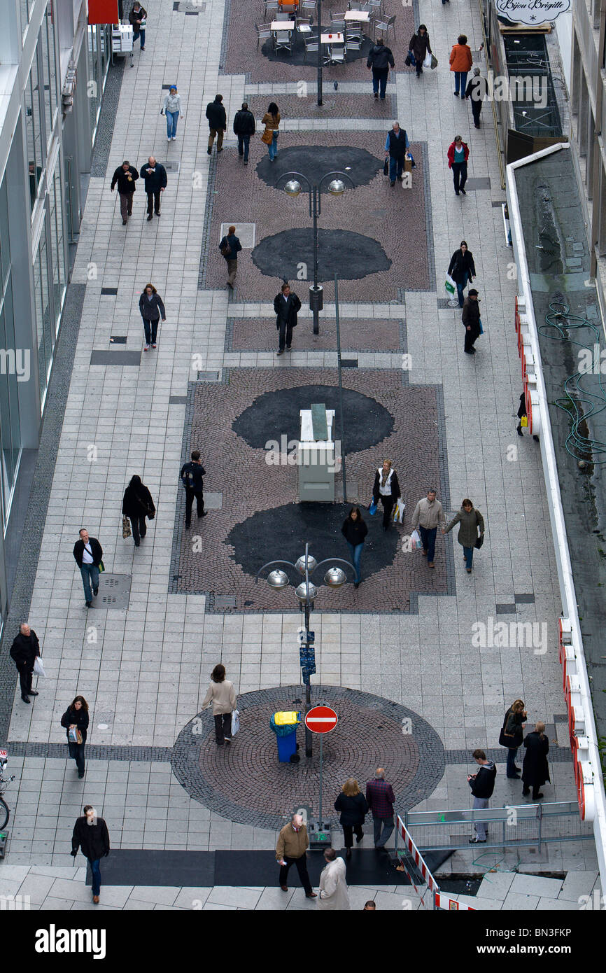 Passersby in the pedestrian zone Stock Photo - Alamy