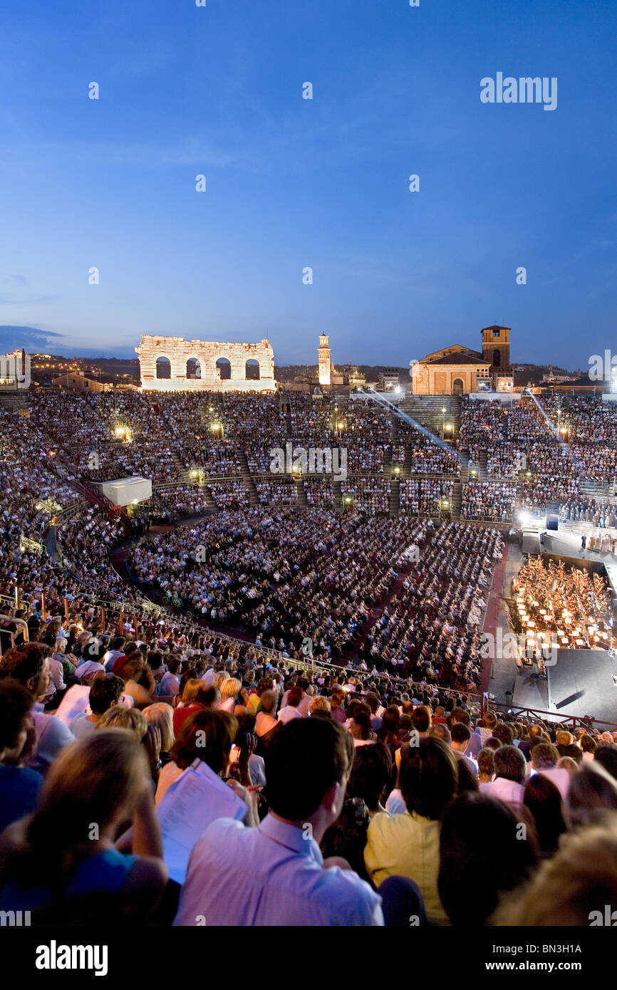Audience in amphitheatre hi-res stock photography and images - Alamy
