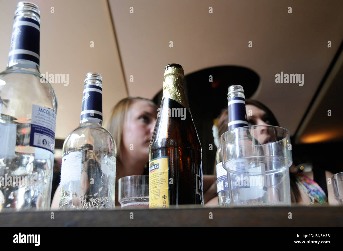 Women drinking in a pub hi-res stock photography and images - Alamy