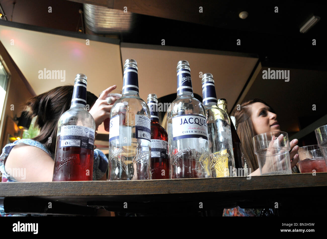 UK YOUNG WOMEN DRINKING AT A PUB IN LONDON Stock Photo - Alamy