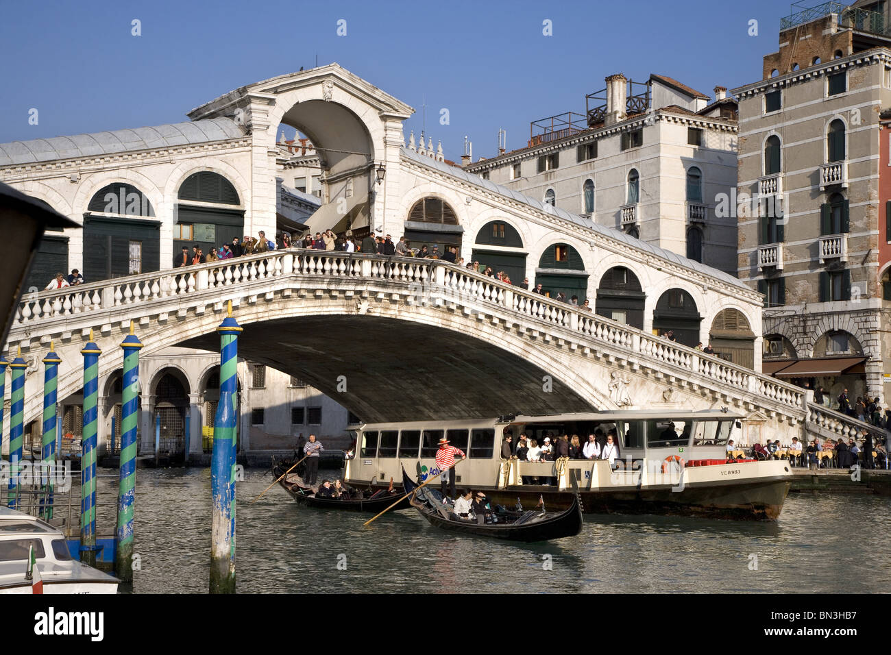 Tourist boats and gondolas under the Rialto Bridge on the Canale Grande ...