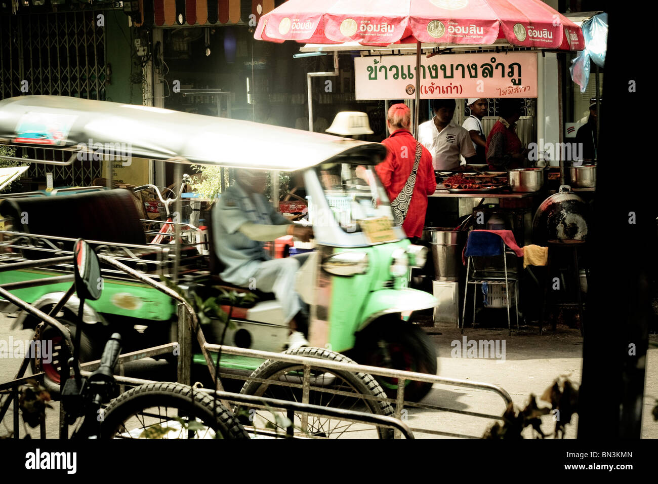 Auto rickshaw in front of a snack bar hi-res stock photography and ...