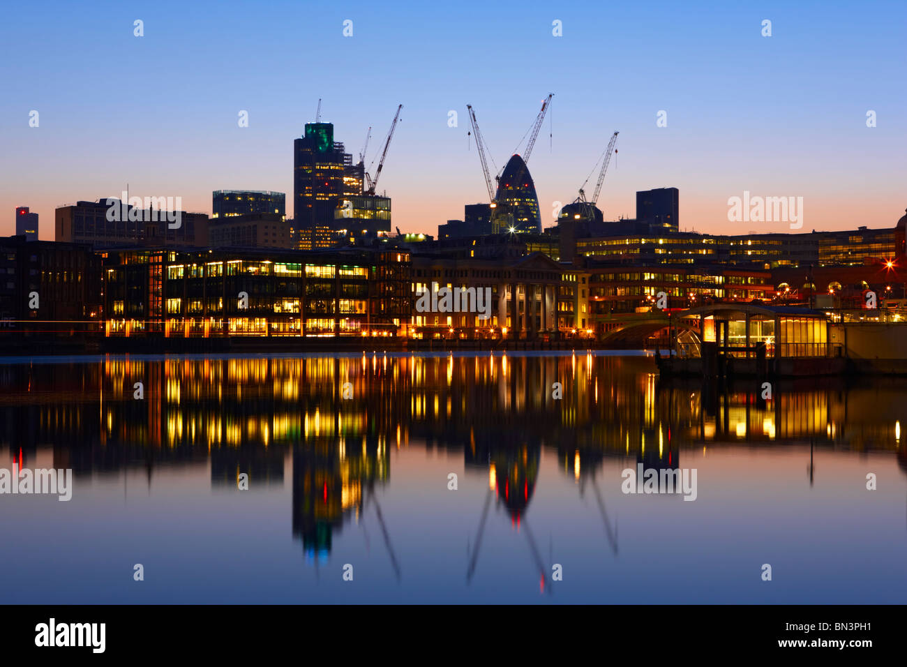 London city lights hi-res stock photography and images - Alamy