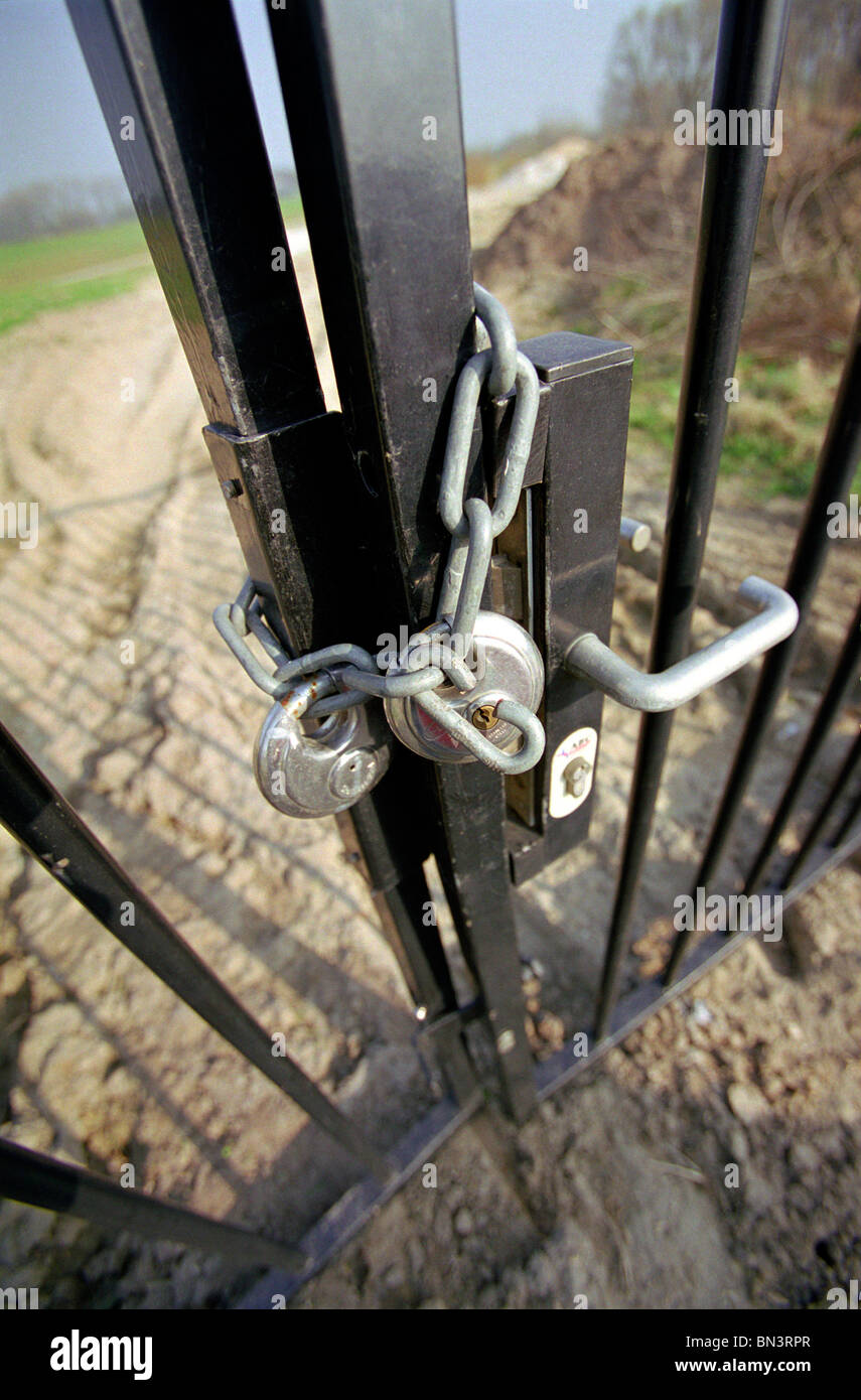 Close-up of gate locked with padlock Stock Photo - Alamy