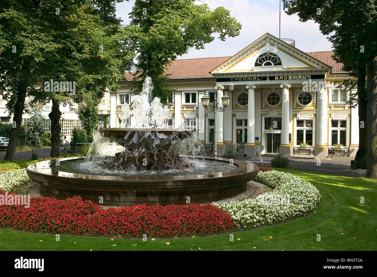 Fountain in front of building Stock Photo - Alamy