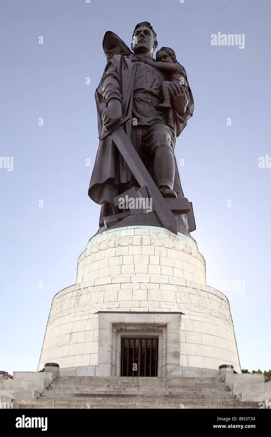 Low angle view of statue of man carrying child Stock Photo - Alamy