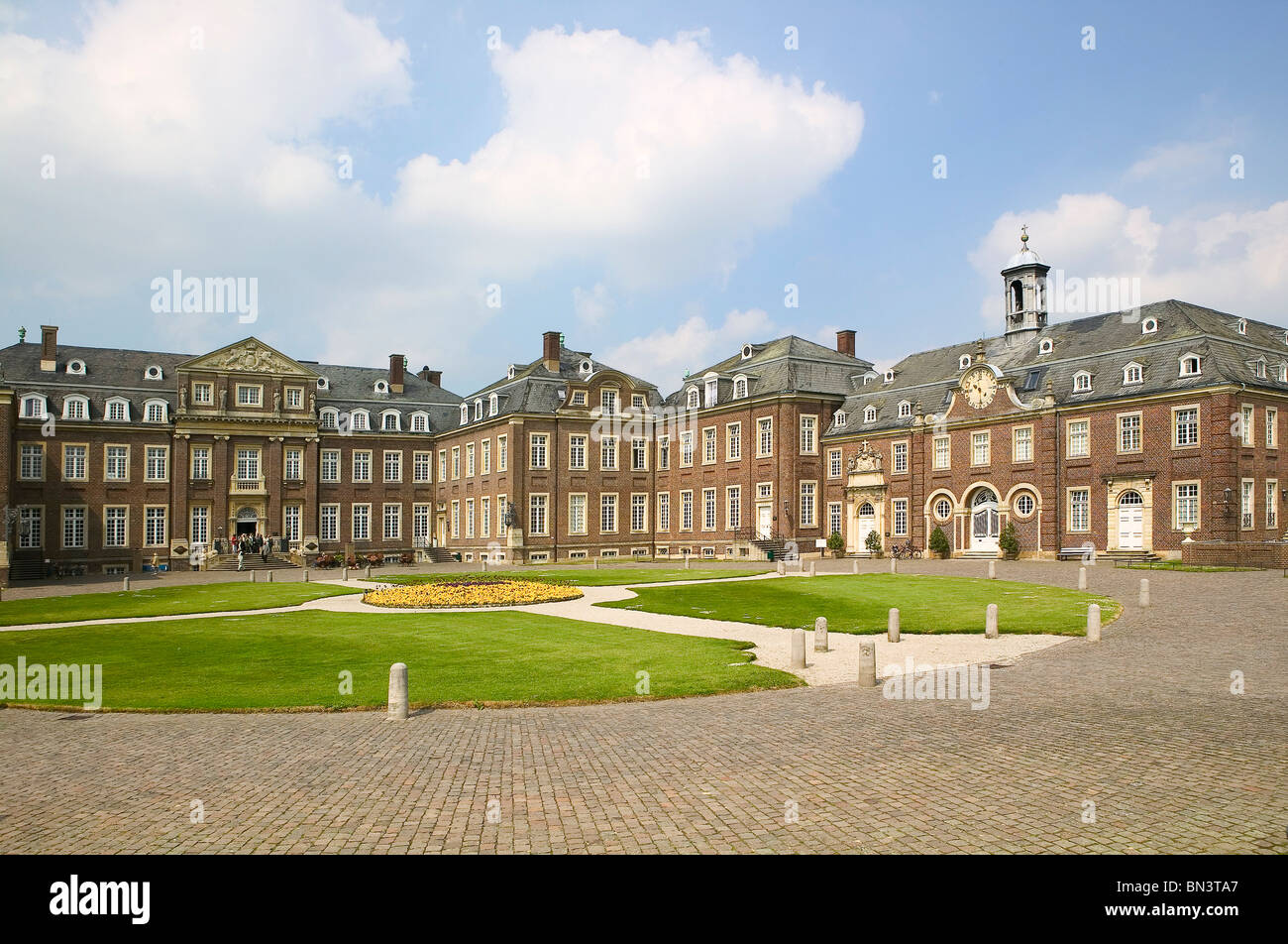 Front of palace hi-res stock photography and images - Alamy