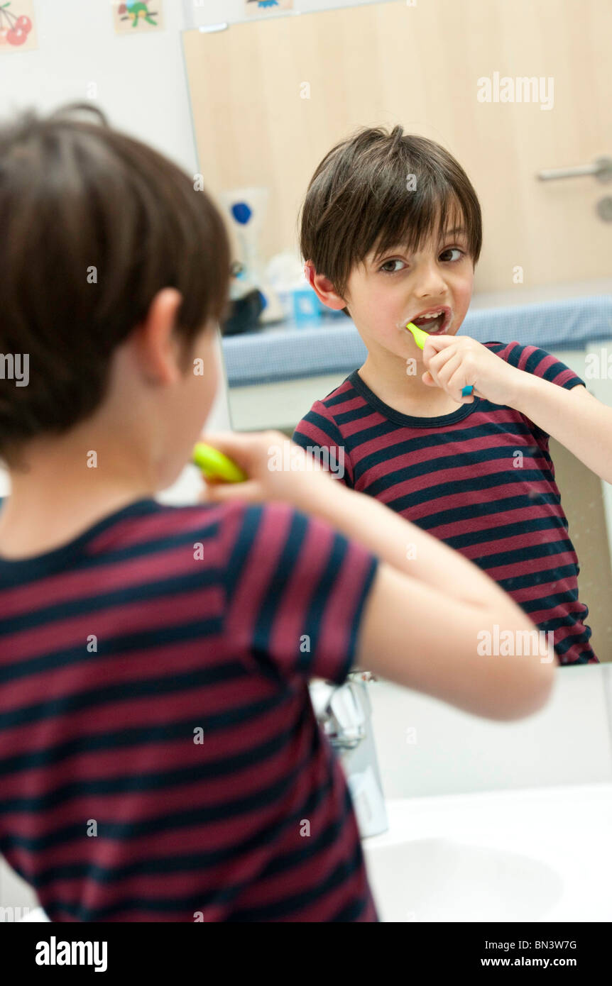 Young boy brushing his teeth Stock Photo - Alamy