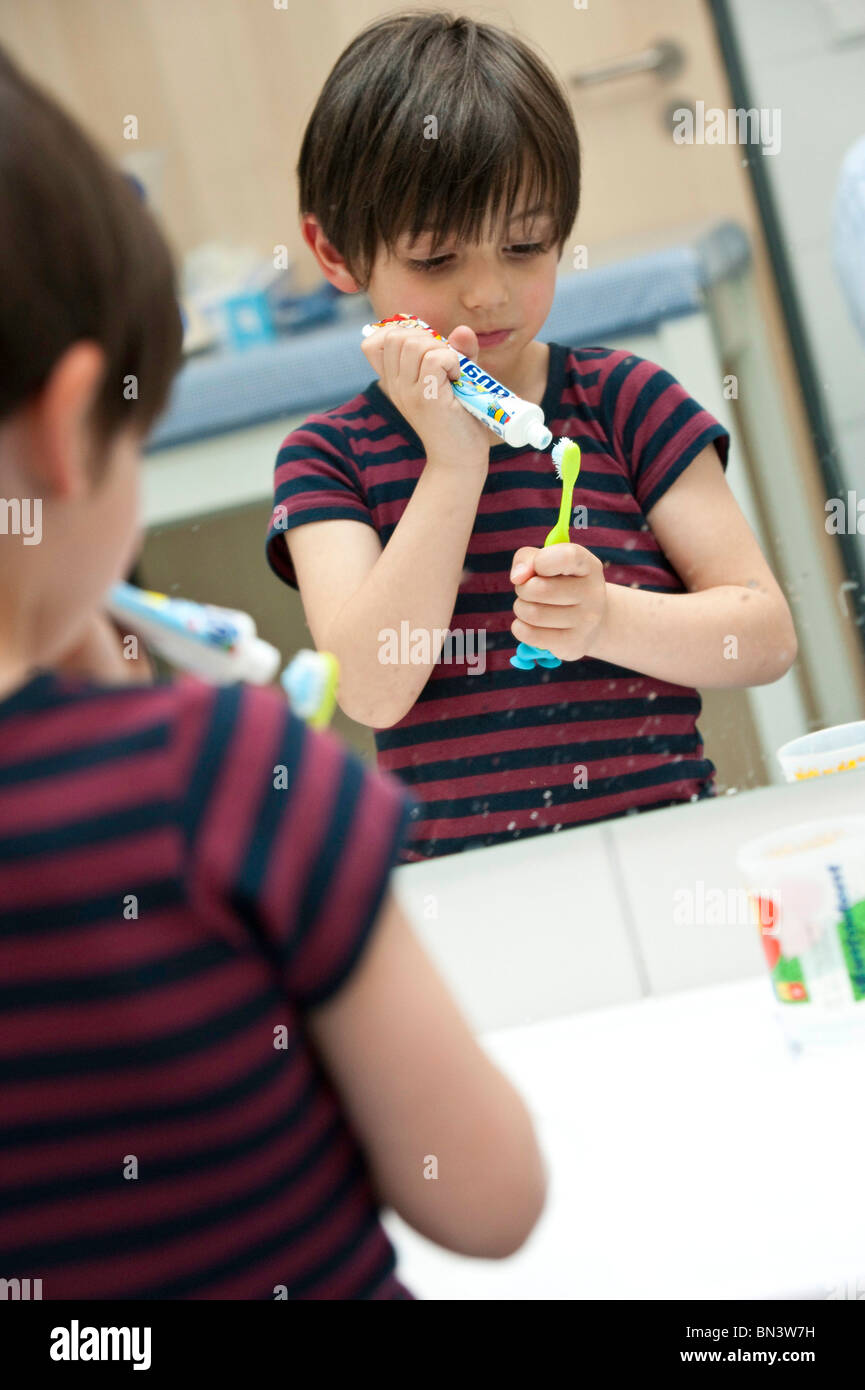 Toothbrush stand hi-res stock photography and images - Alamy