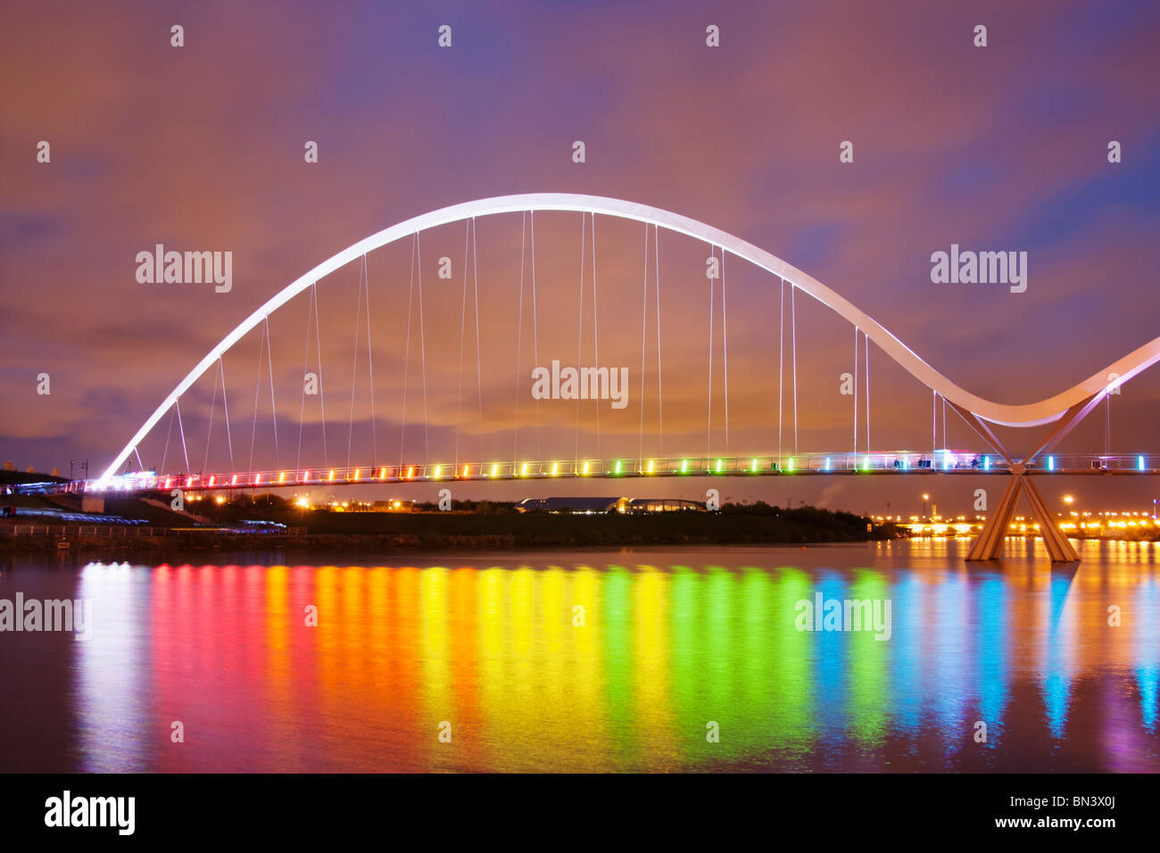 View of infinity bridge at night hi-res stock photography and images ...