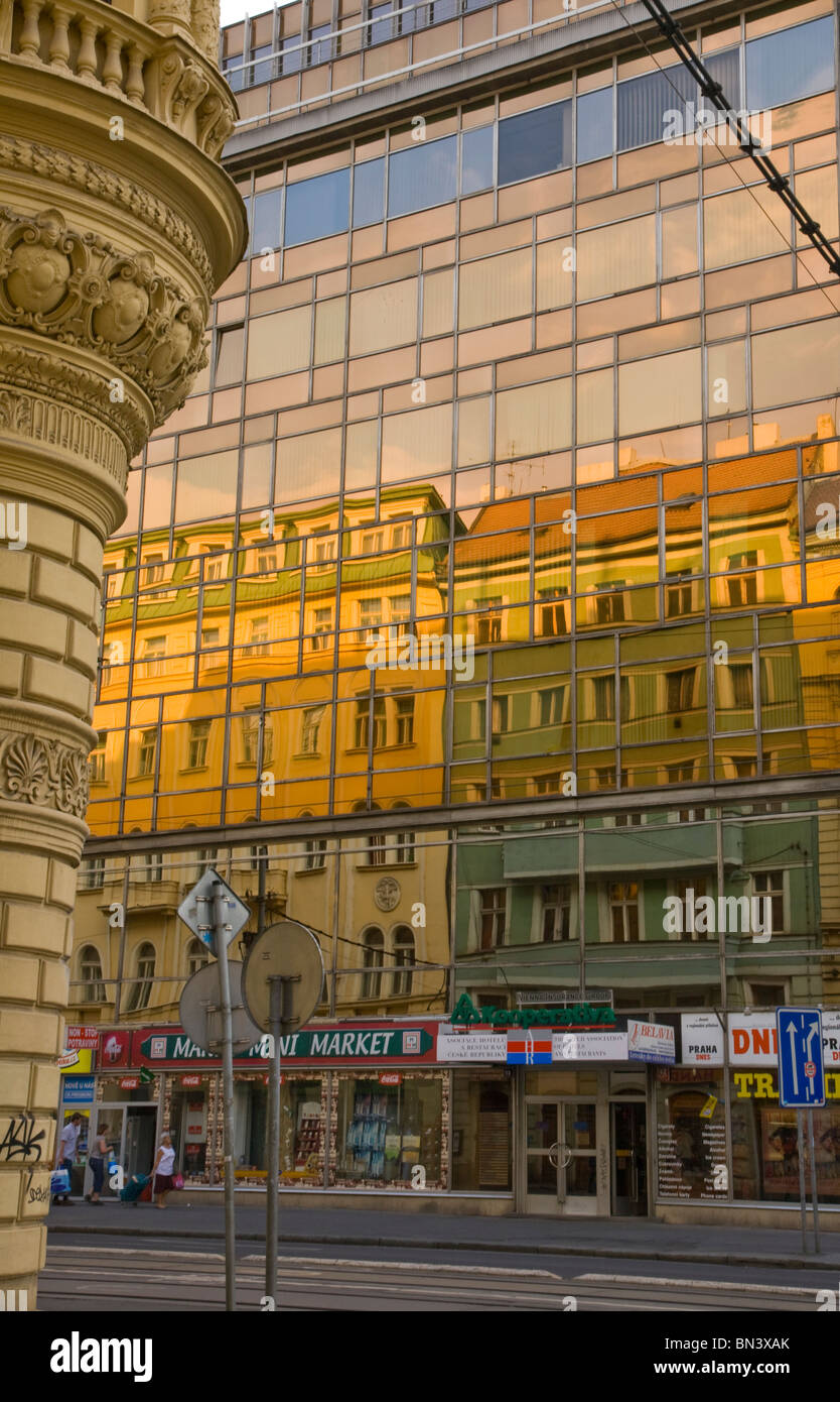 Reflections in buildings windows hi-res stock photography and images ...