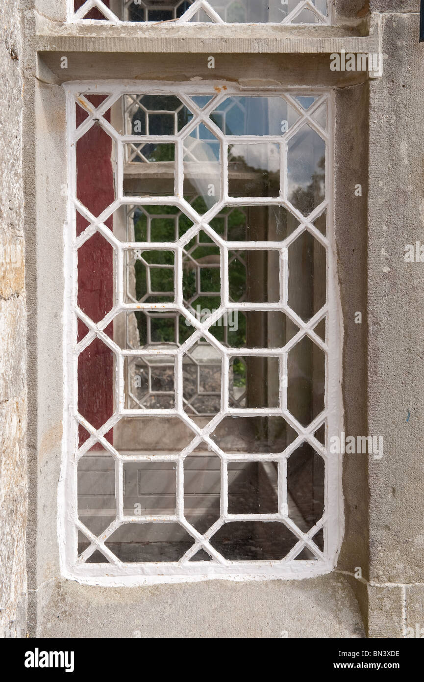 Ornamental wooden window frame hi-res stock photography and images - Alamy