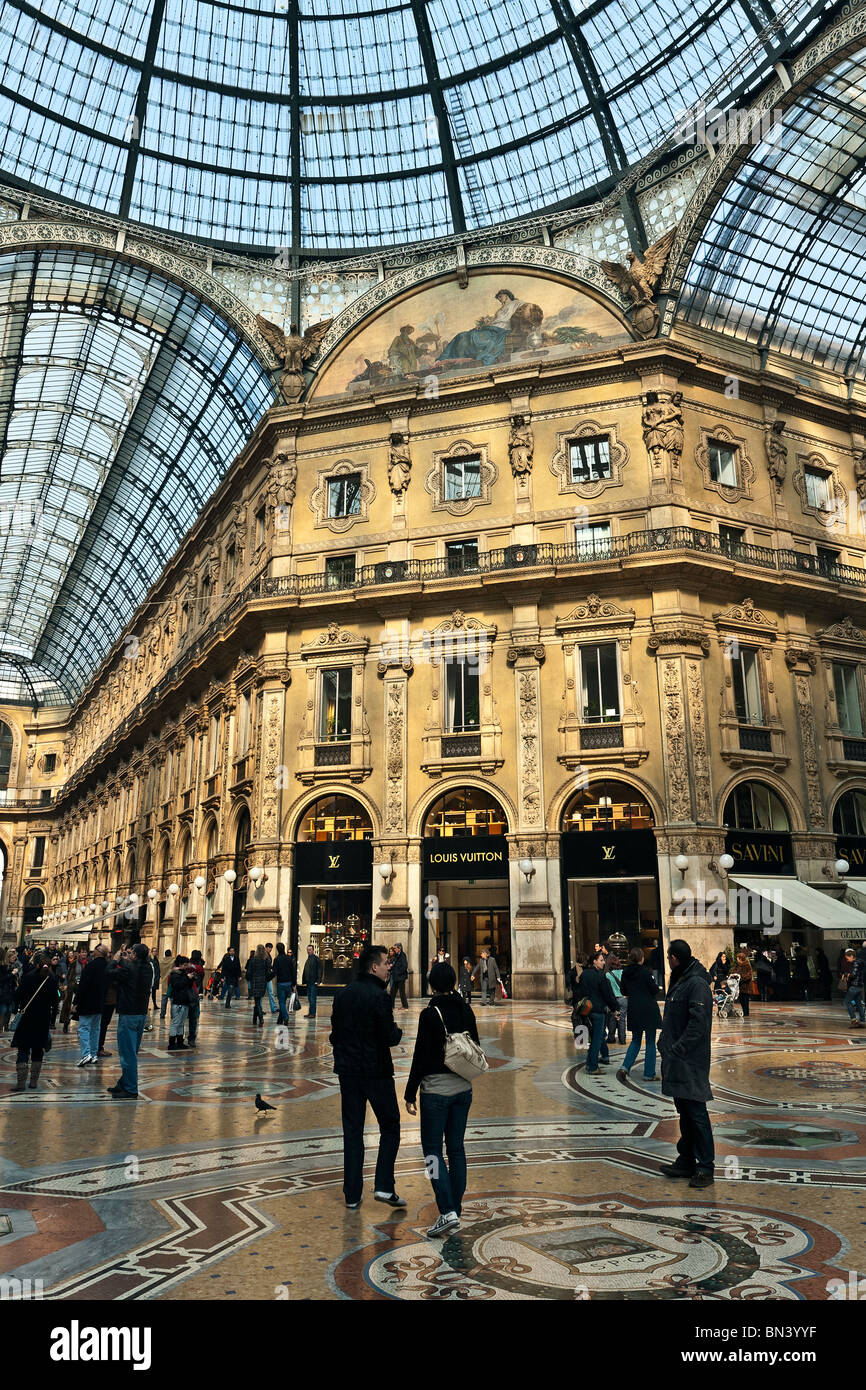 People walking in the Vittorio Emanuele Gallery La Galleria Milan ...