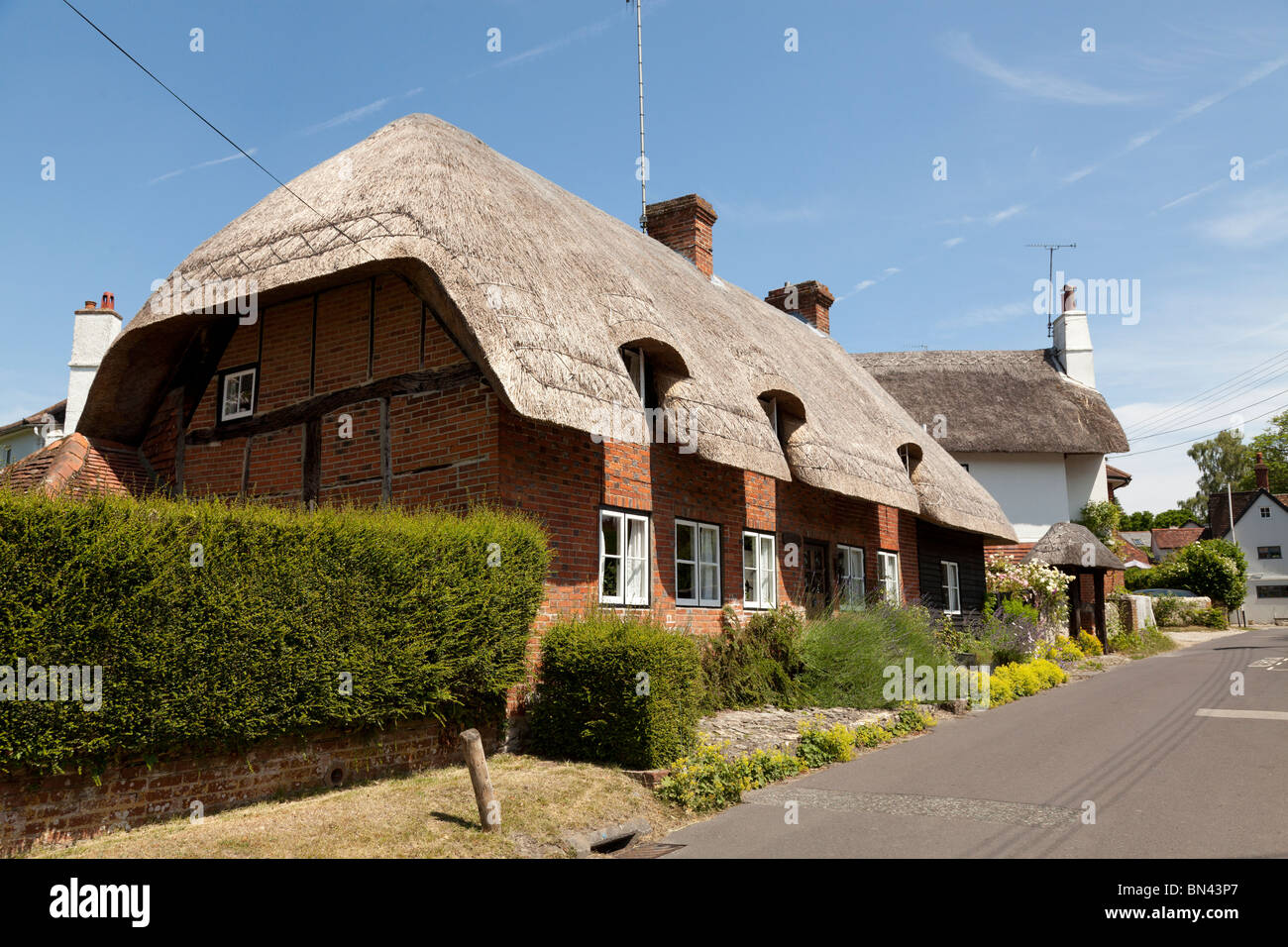 Cute thatched cottage hi-res stock photography and images - Alamy