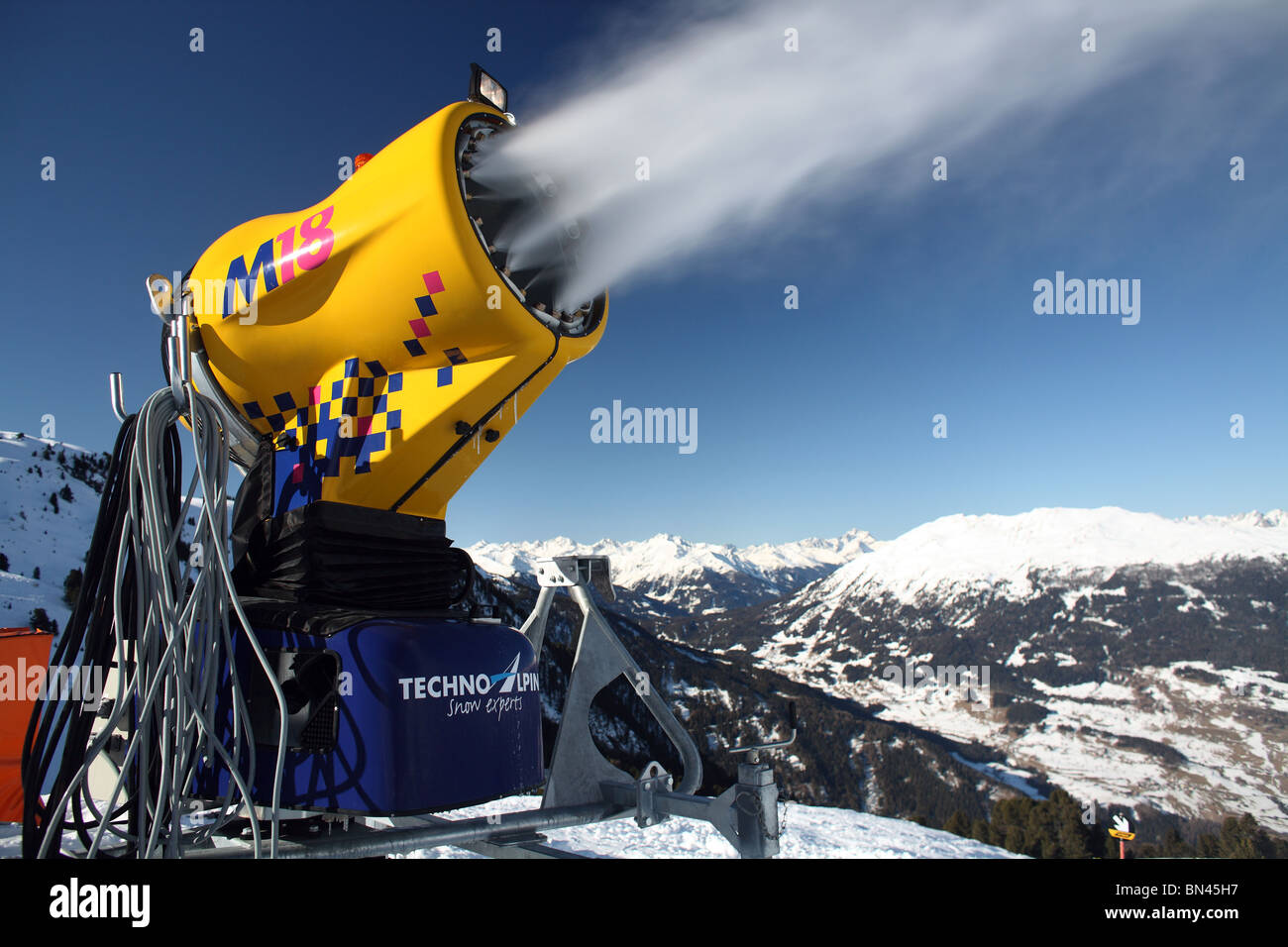 Yellow snow cannon hi-res stock photography and images - Alamy