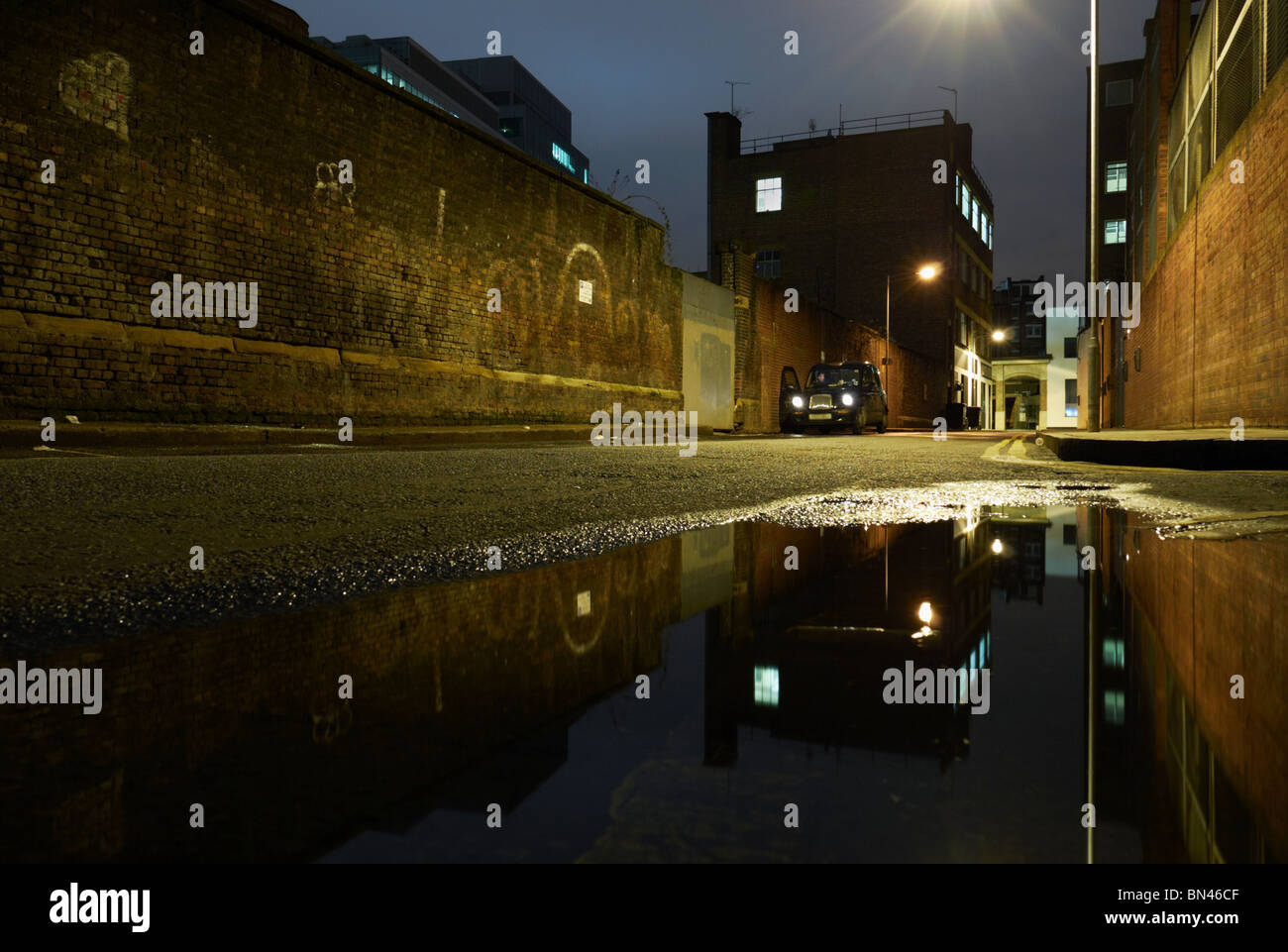 Dark street hi-res stock photography and images - Alamy