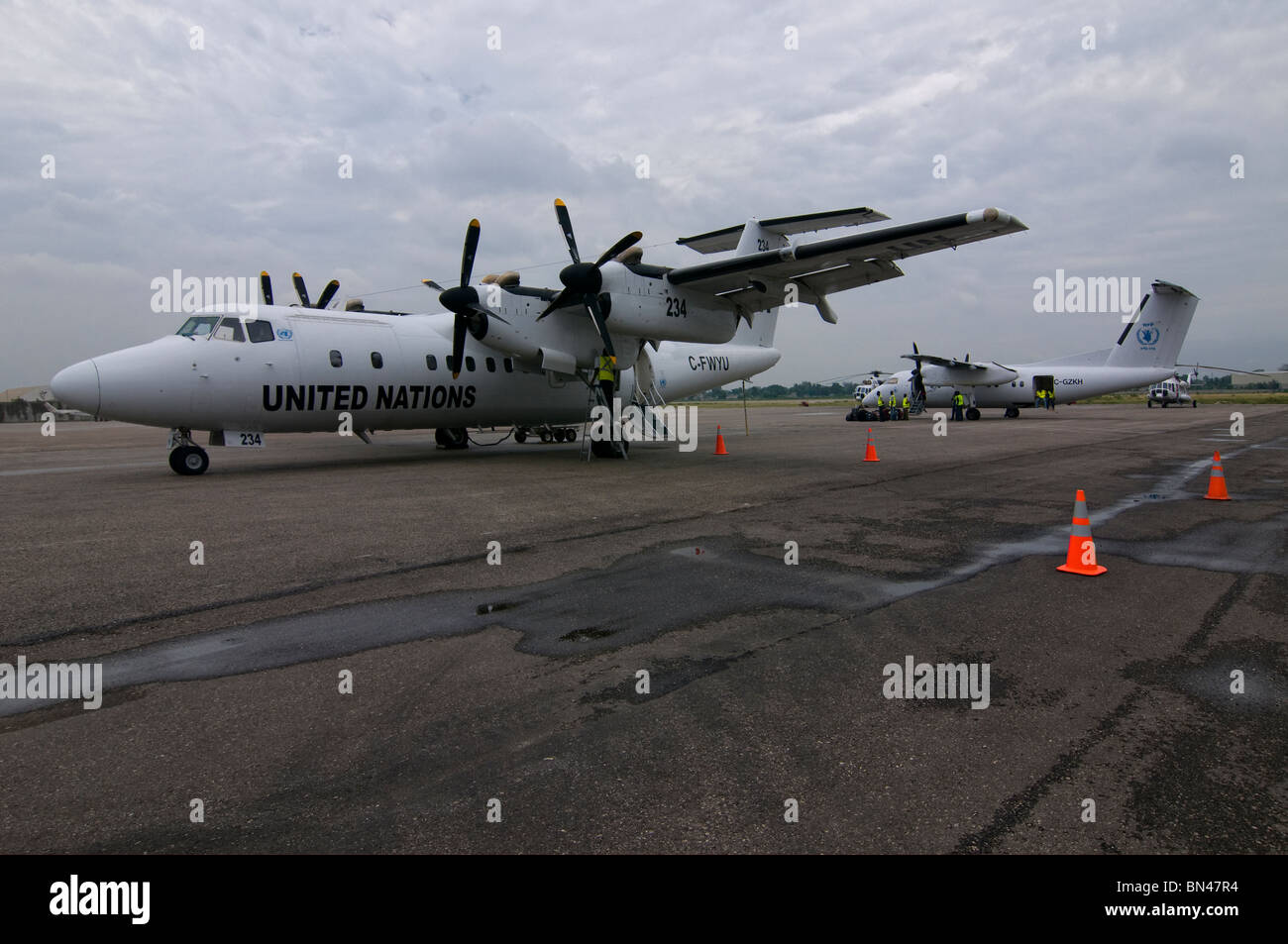 A turboprop-powered de Havilland Canada DHC-7 airplane, popularly known ...