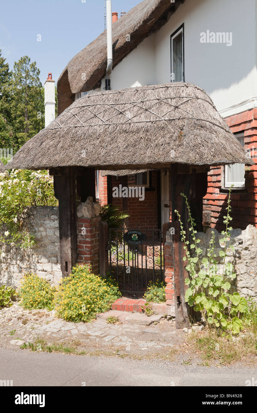 Cute thatched cottage hi-res stock photography and images - Alamy