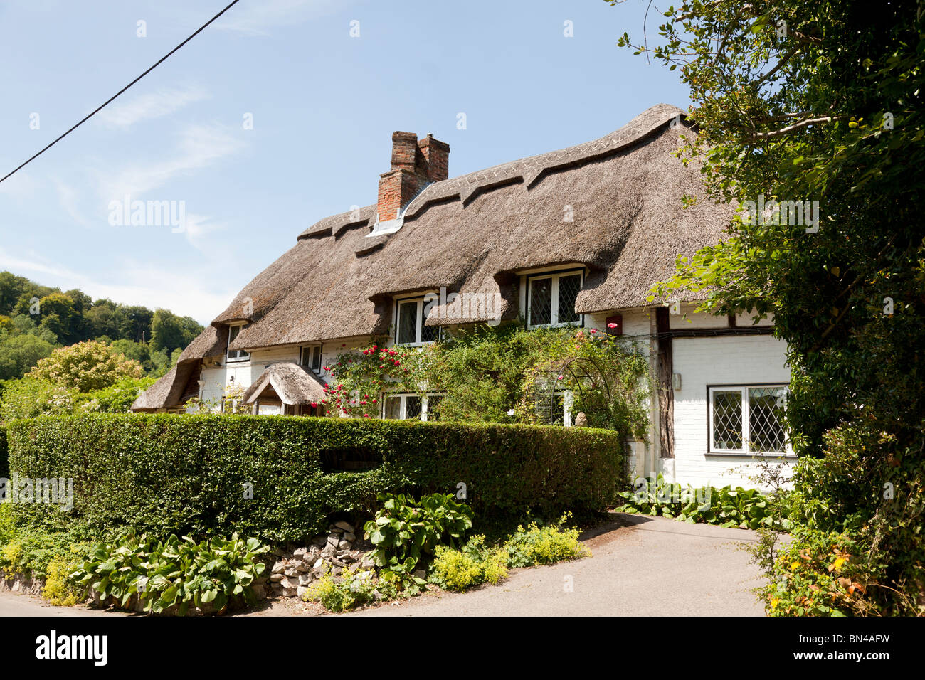 Cute thatched cottage hi-res stock photography and images - Alamy