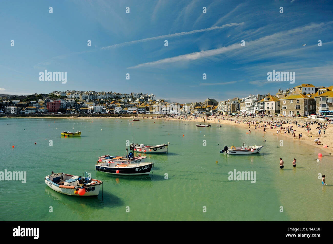 The harbour beach in the popular Cornish seaside resort of St Ives ...