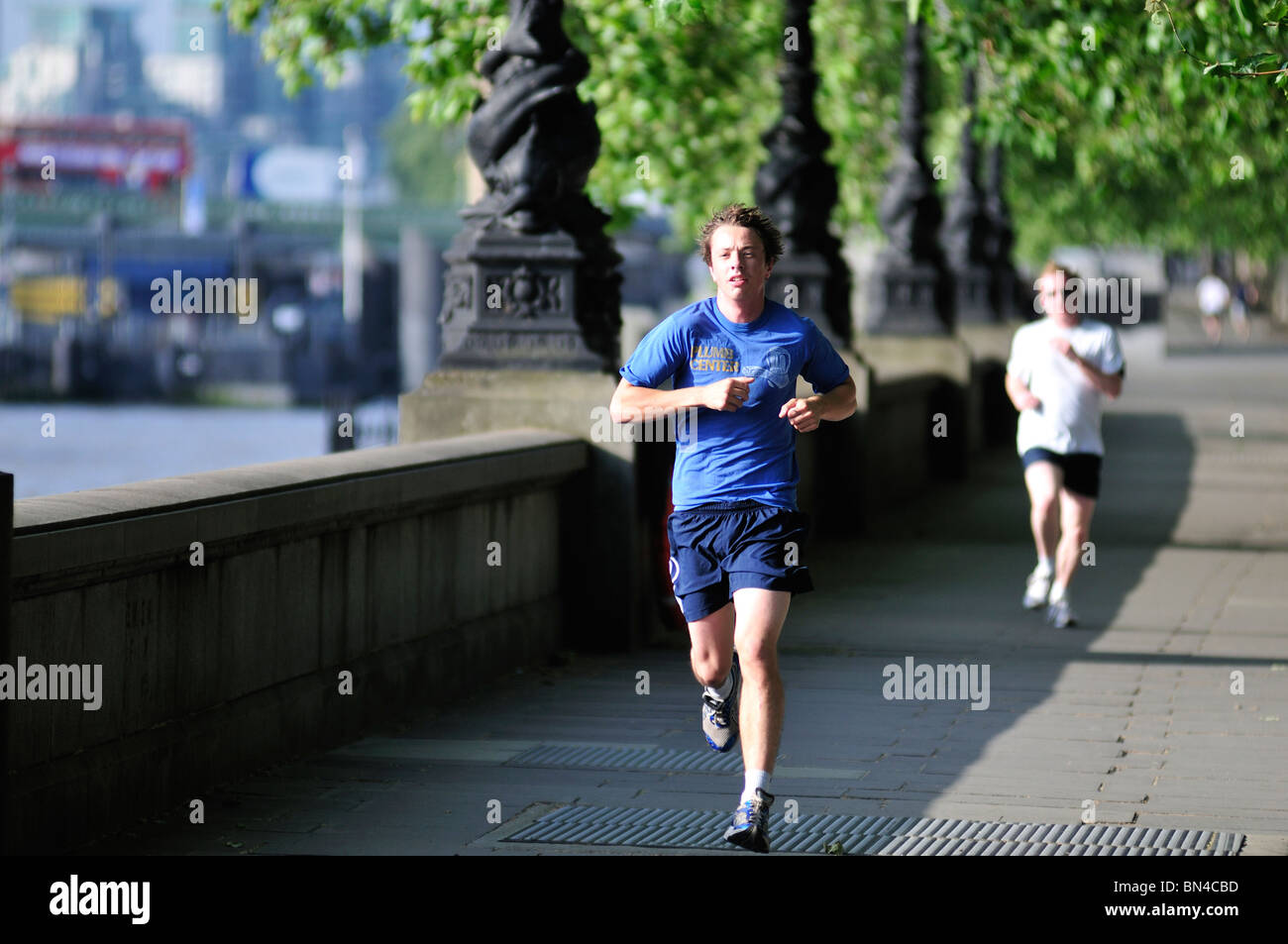 Running along the thames hi-res stock photography and images - Alamy
