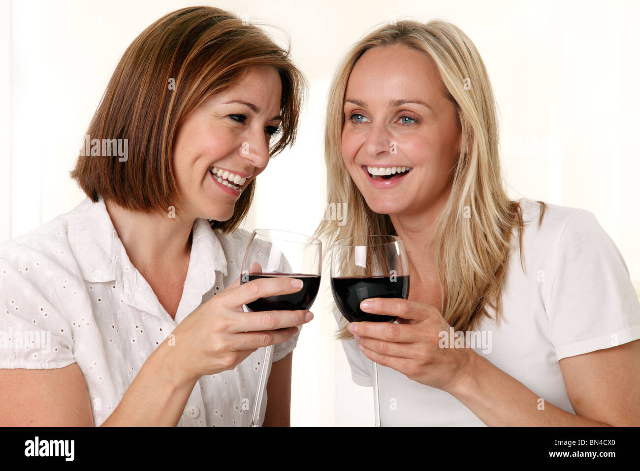 TWO WOMEN DRINKING RED WINE Stock Photo - Alamy