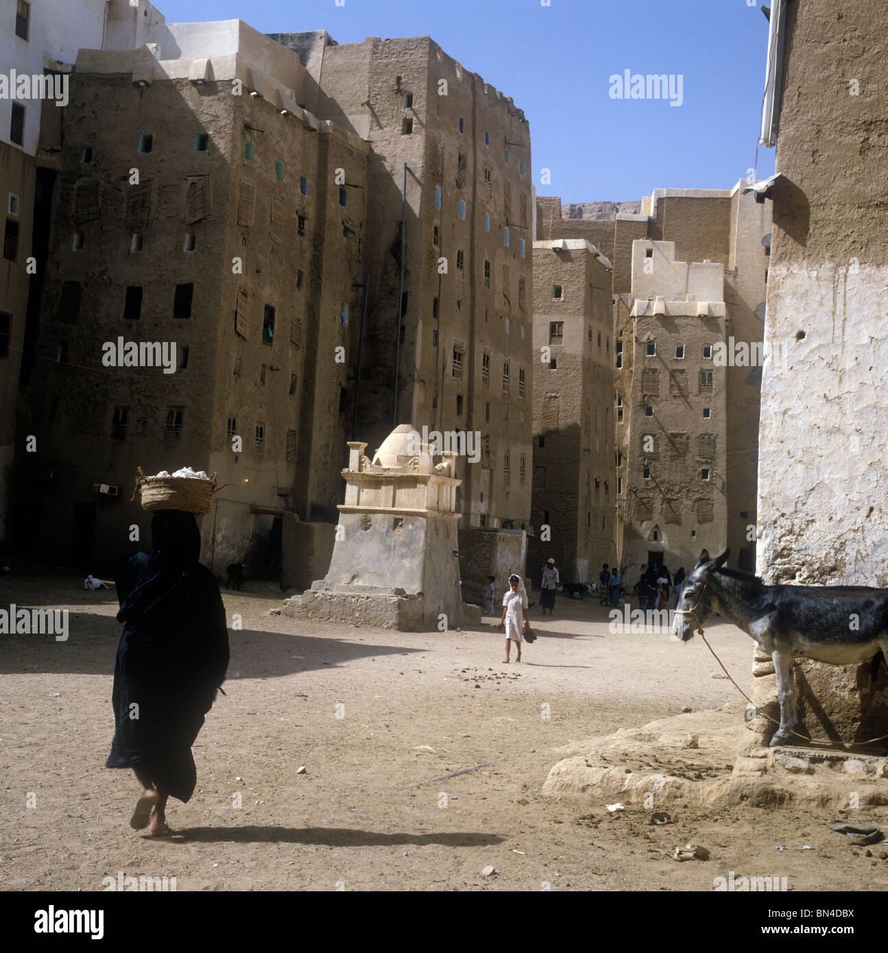 Shibam yemen street hi-res stock photography and images - Alamy