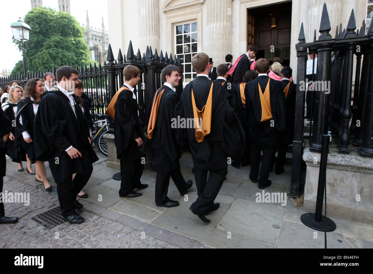 CAMBRIDGE UNIVERSITY STUDENTS ON GRADUATION DAY Stock Photo - Alamy