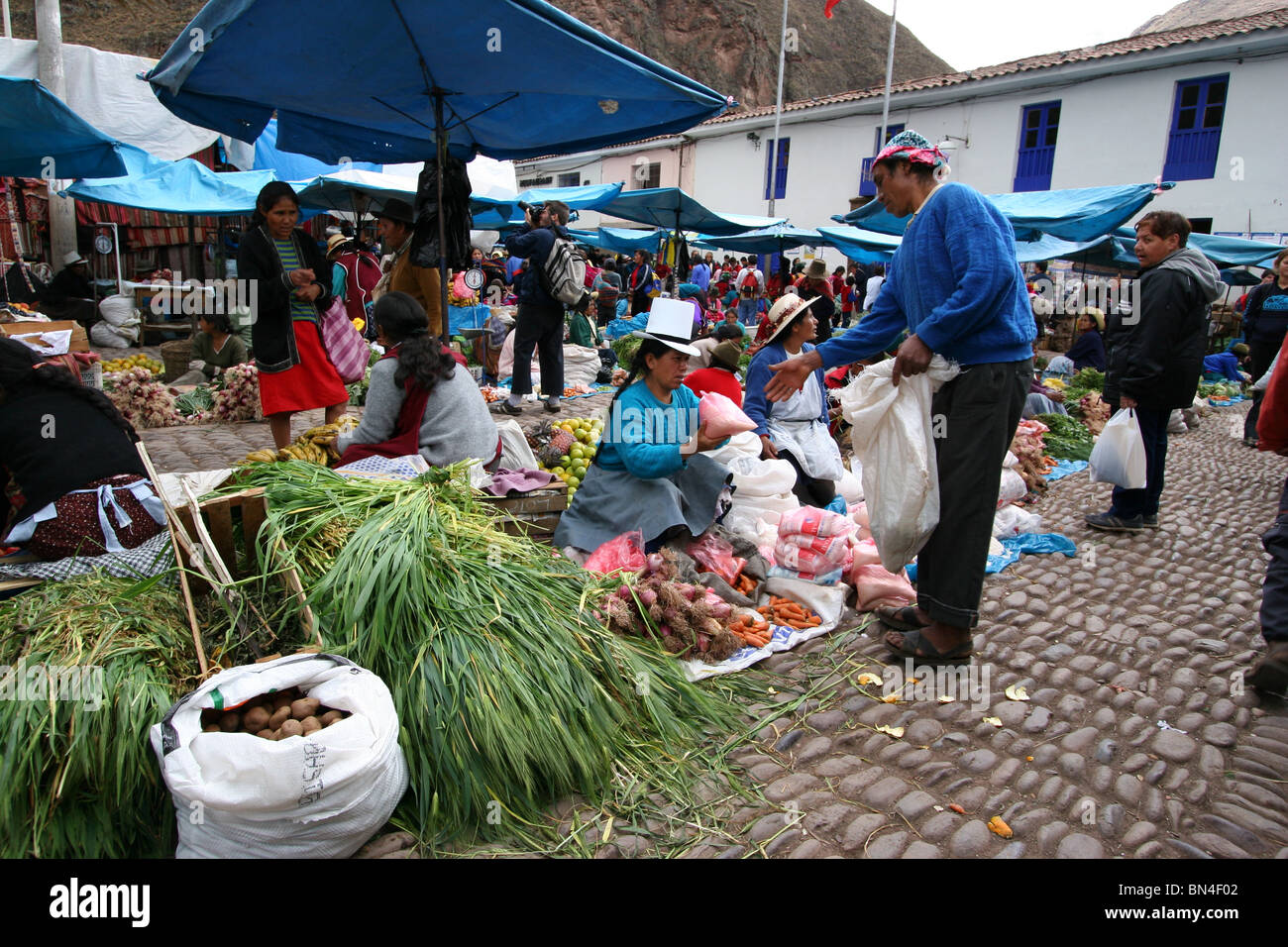 Trader in peruvian market hi-res stock photography and images - Alamy