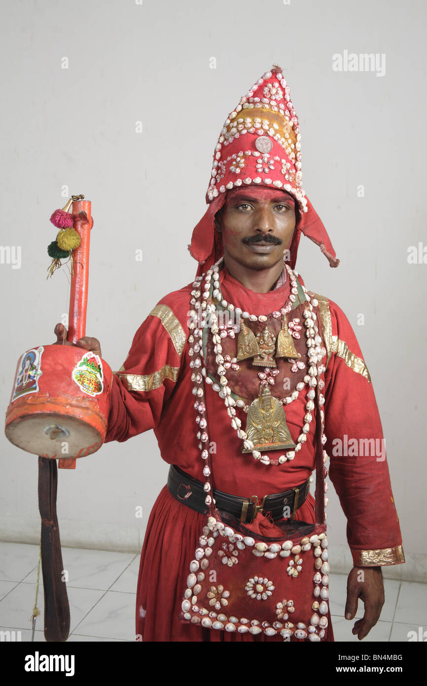 Gondhali from Solapur District playing string instrument Tuntuna ...