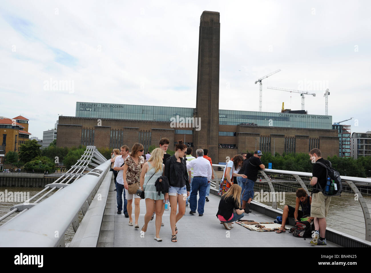 Tate modern bridge architecture hi-res stock photography and images - Alamy
