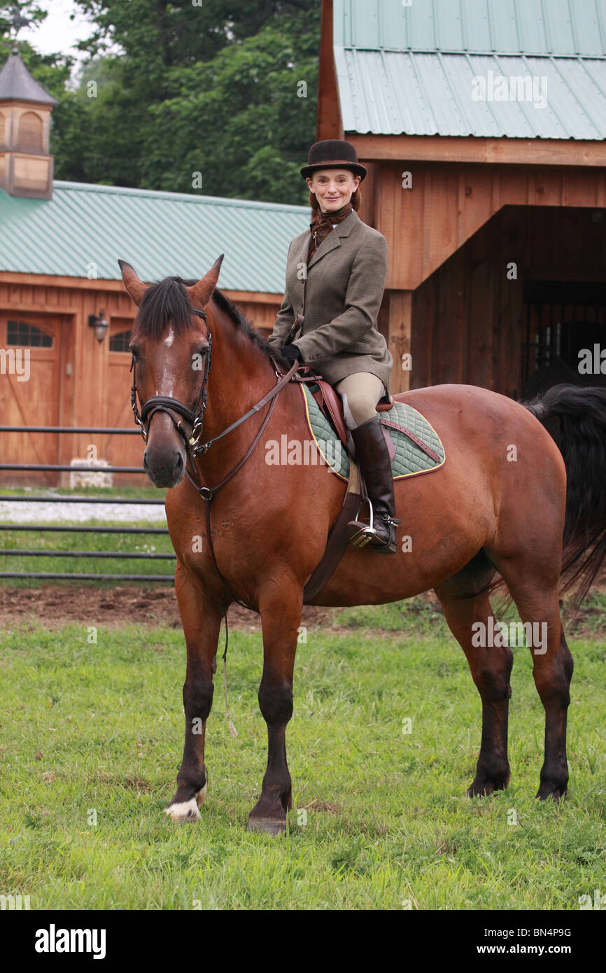 lady woman on horse dressed to hunt in rat catcher outfit Stock Photo ...