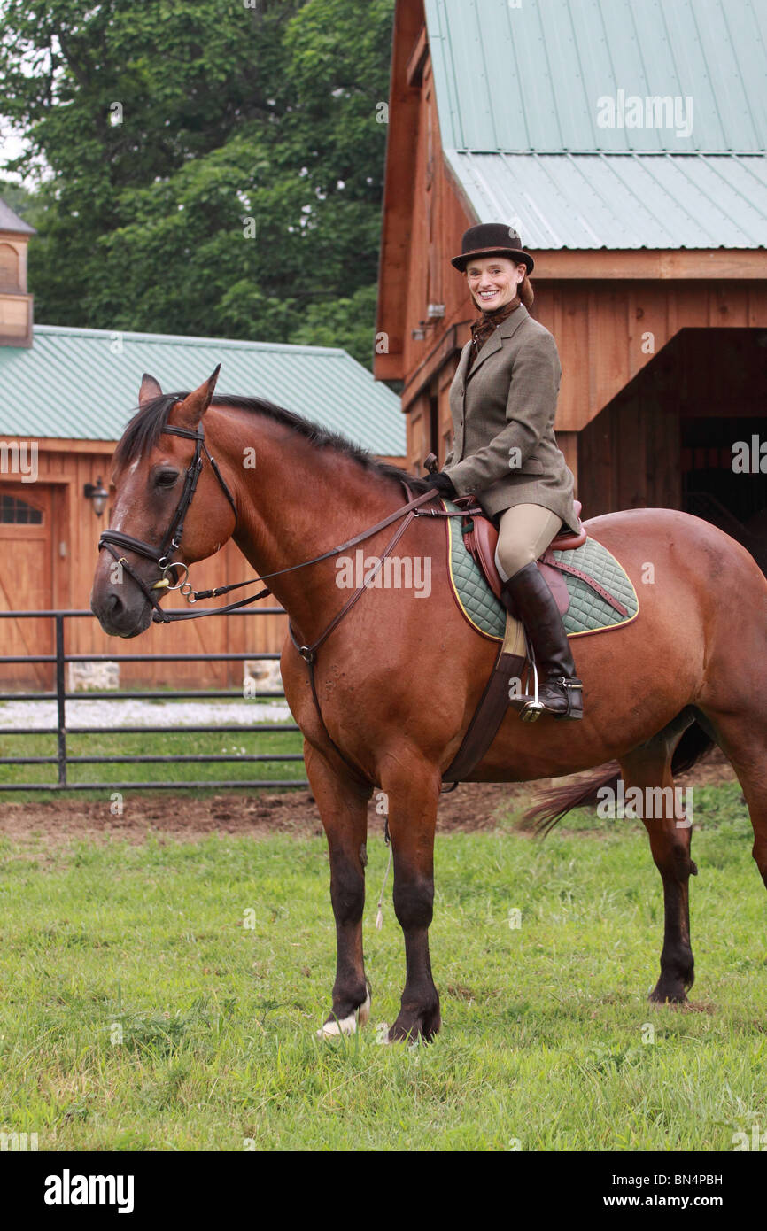 lady woman on horse dressed to hunt in rat catcher outfit Stock Photo ...