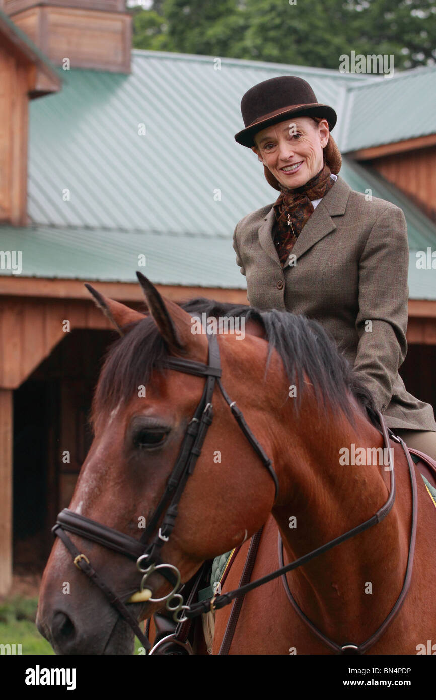 lady woman on horse dressed to hunt in rat catcher outfit Stock Photo ...