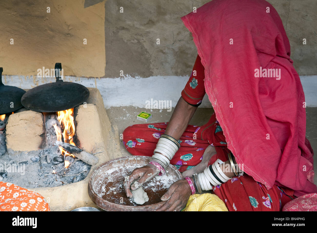 Making chapati hi-res stock photography and images - Alamy