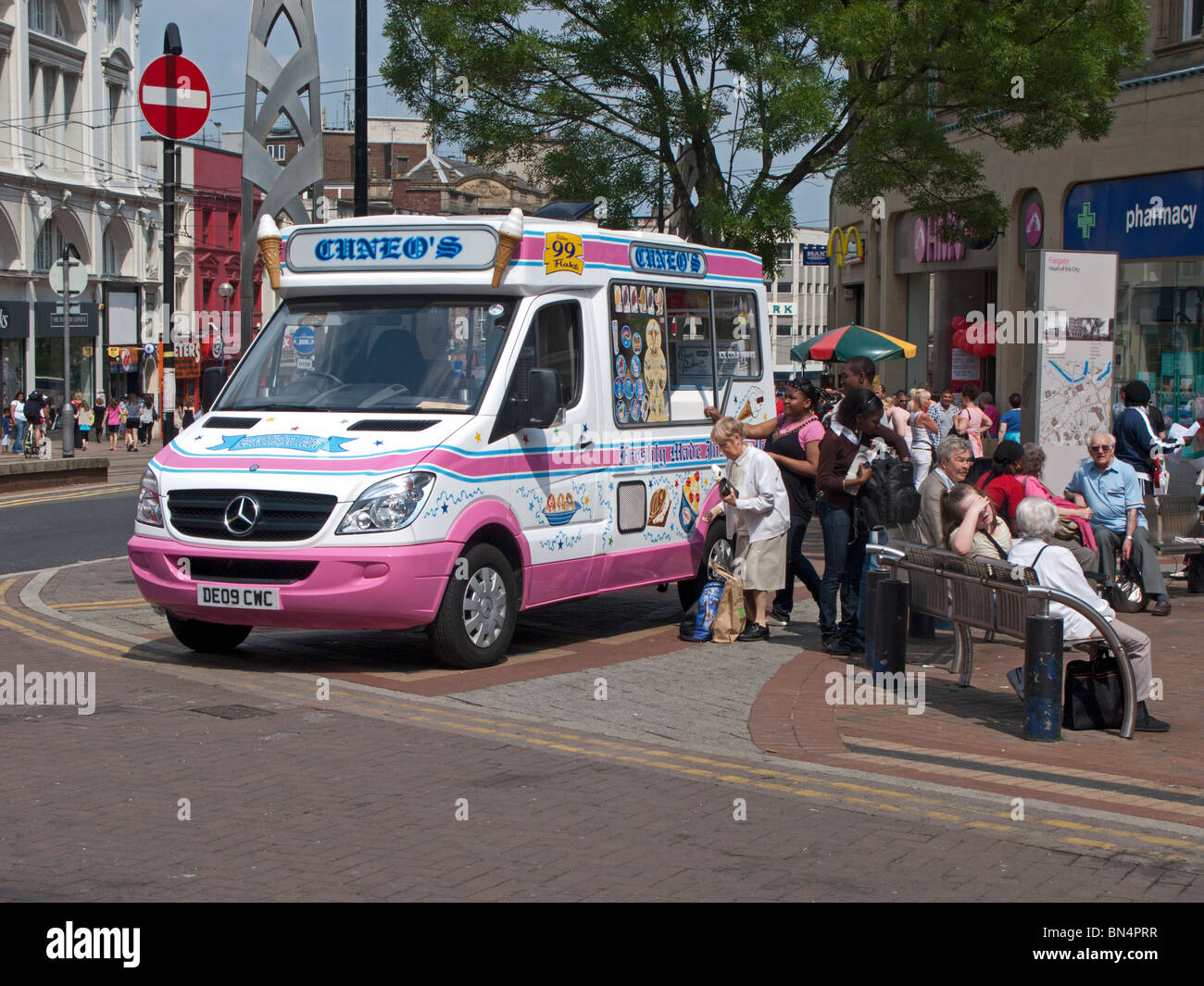 Ice cream van queue hi-res stock photography and images - Alamy